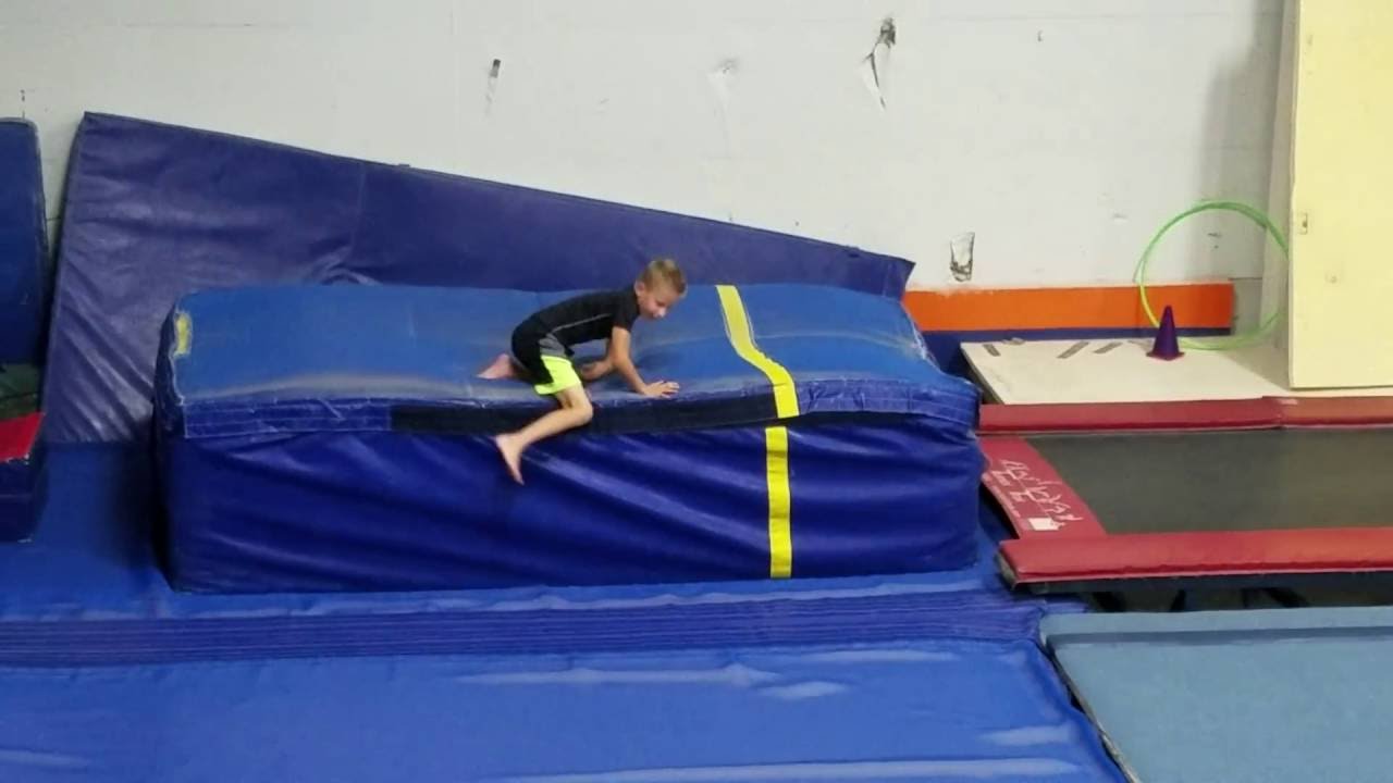 Learning to Flip @ Ninja Warrior Training - YouTube