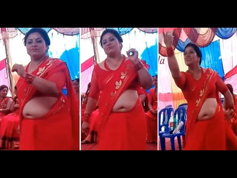 Nepali Desi Sexy Aunty fat belly show dance in Sari