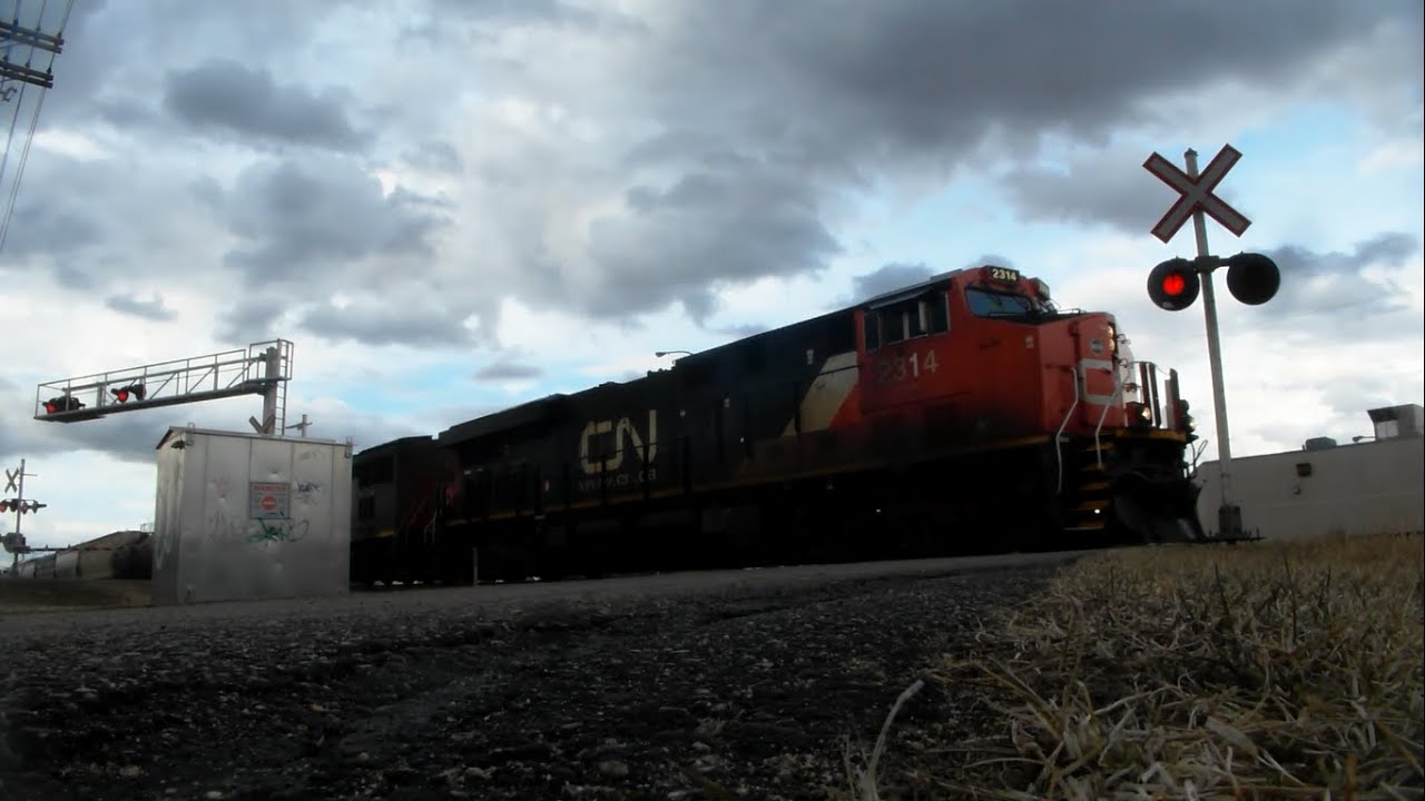 CN 2314 crossing McGillivray Bike Path, southbound in Winnipeg, Manitoba - YouTube