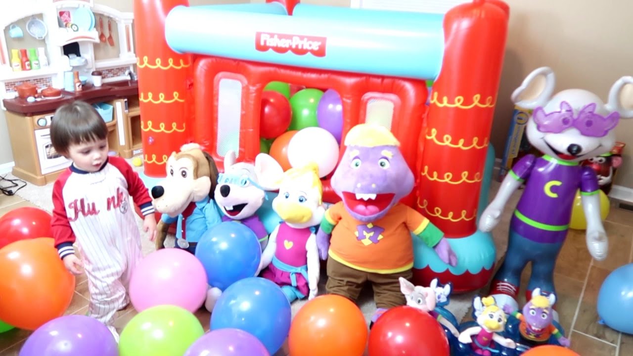 Chuck E Cheese BALLOON PARTY TOYS - YouTube