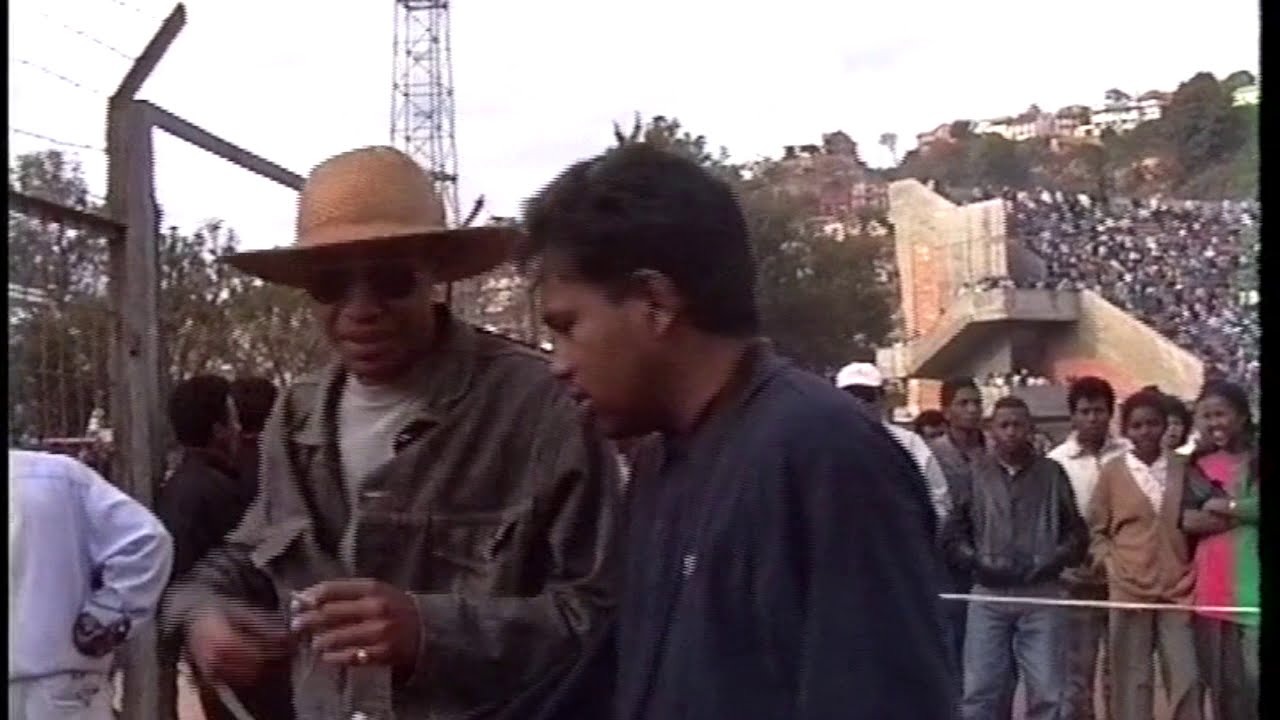 REPORTAGE CONCERT LOLO SY MAHALEO STADE DE MAHAMASINA AOUT 1994 - YouTube