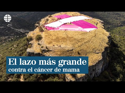 Las Tetas de Viana acogen el lazo más grande del mundo contra cáncer de mama