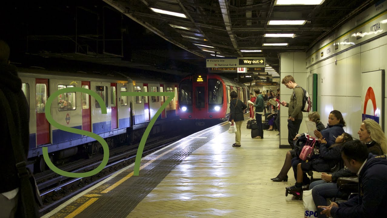 District line - S7 Stock arriving at Victoria - YouTube