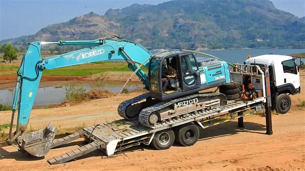 Excavator Transport Kobelco SK200 Mobilisasi Alat Berat Self Loader ...