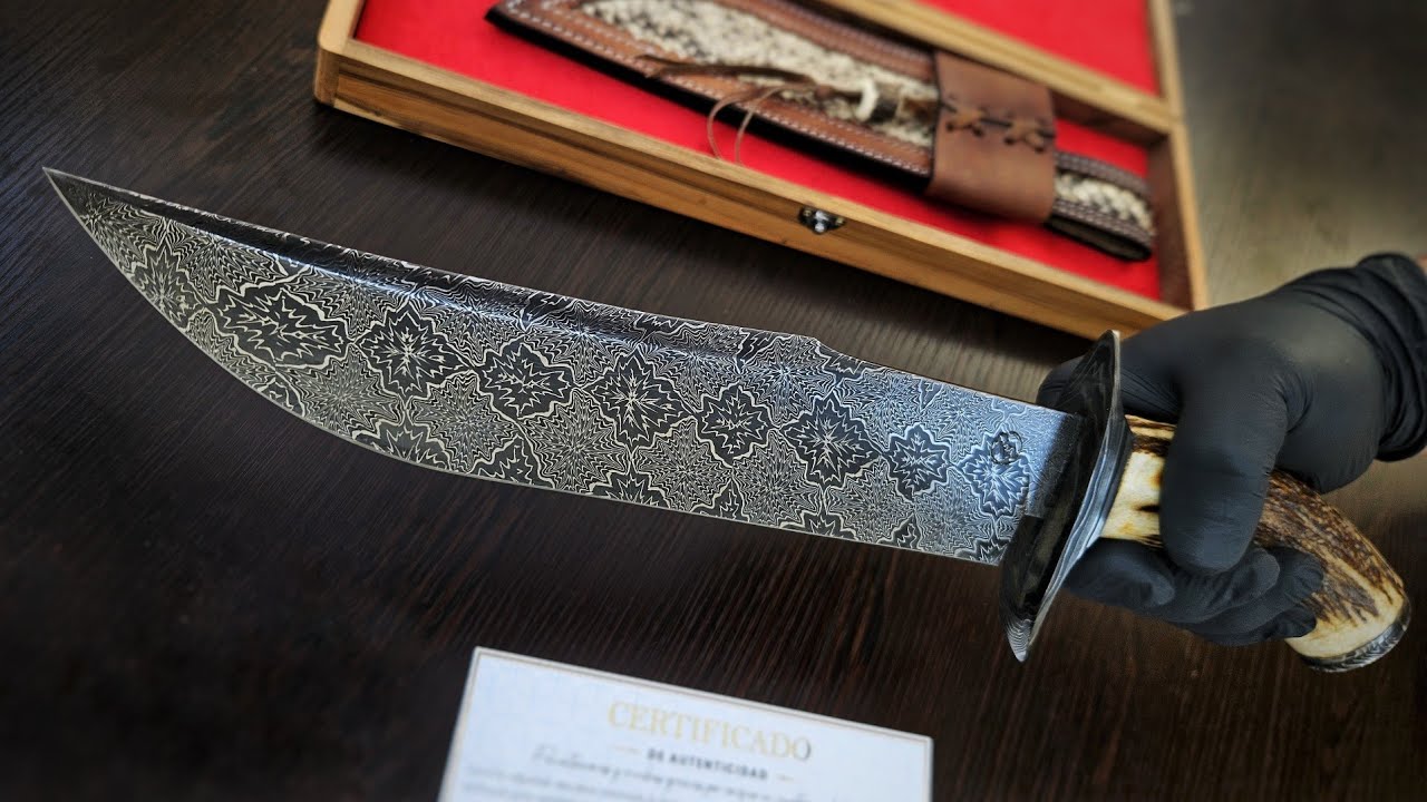 Forja de cuchillo artesanal hecho en acero de damasco patrón mosaico ...