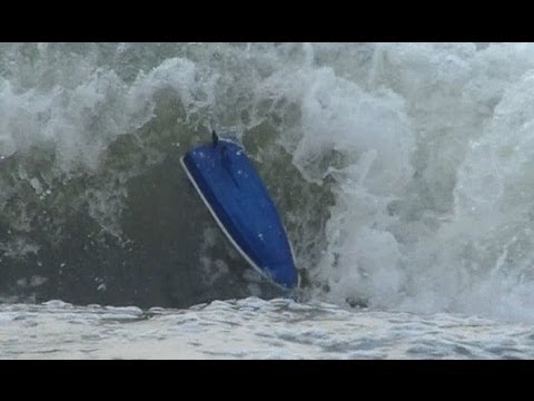 Motor Boat Crashes in Surf - YouTube