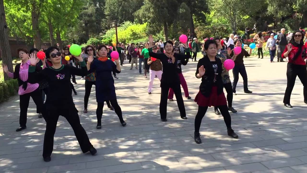 Chinese street dancers - YouTube