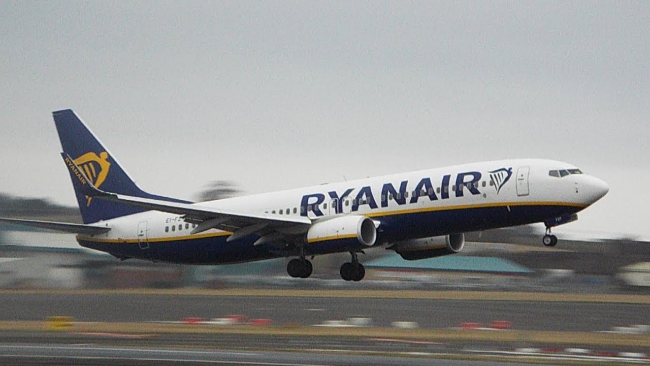 Ryanair doing a Touch and Go at Prestwick Airport - YouTube