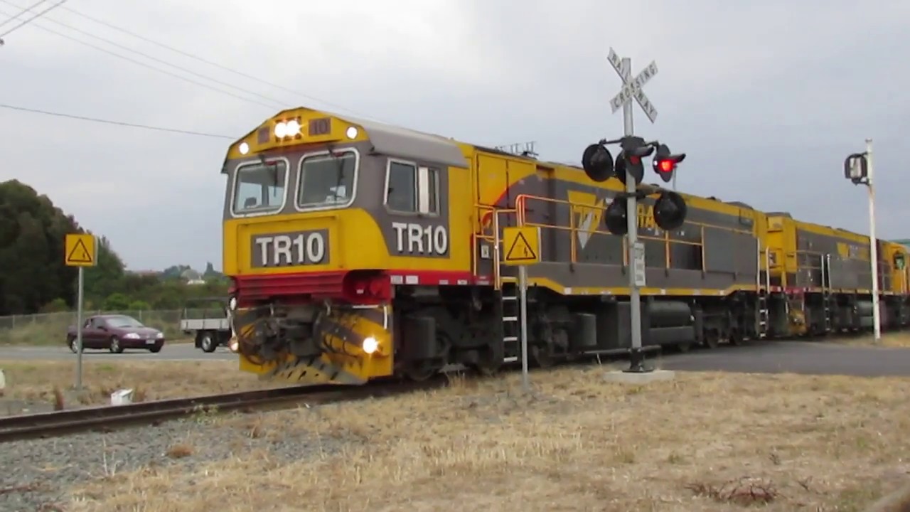 Tasrail TR10 TR16 #53 Train Hoblers Bridge road - YouTube