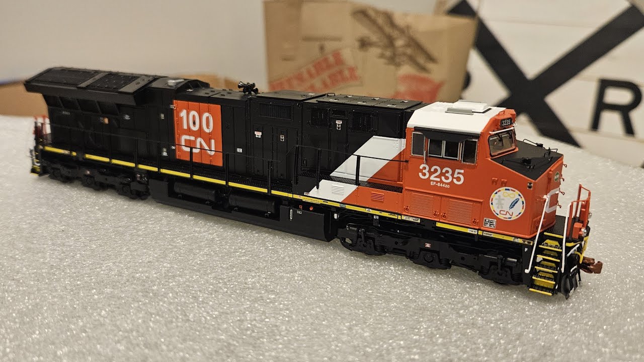 Review: ScaleTrains Rivet Counter ET44AC CN 100th Anniversary Scheme ...