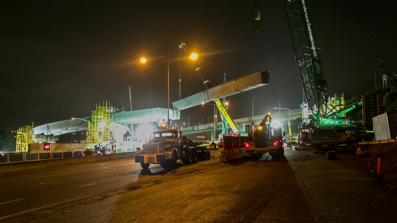 Time lapse: Bell Street bridge takes shape - YouTube