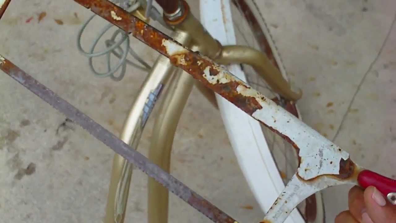 How to open a pad lock with a hacksaw - YouTube