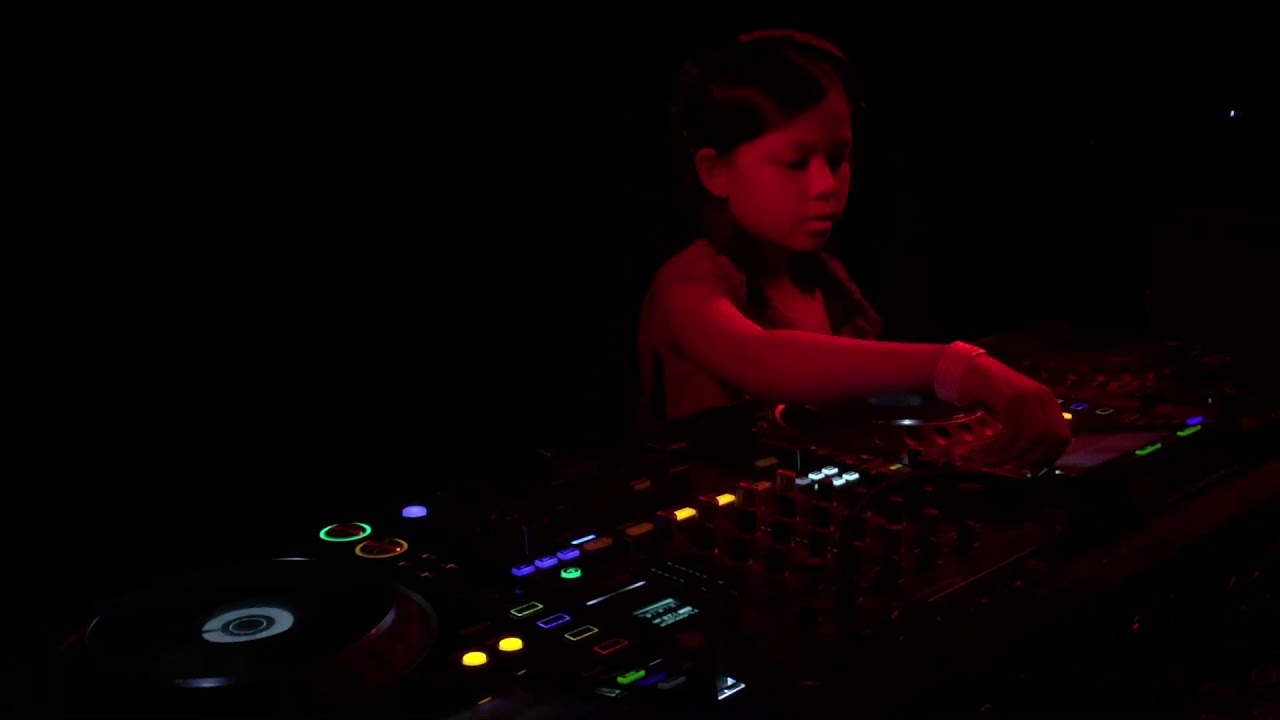 DJ Amilli, 10 years old, doing a DJ set at LEVEL 2 (20/11/2019) - YouTube
