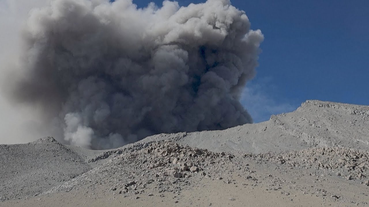 Peru declares emergency as Ubinas volcano spews ash and gas - YouTube