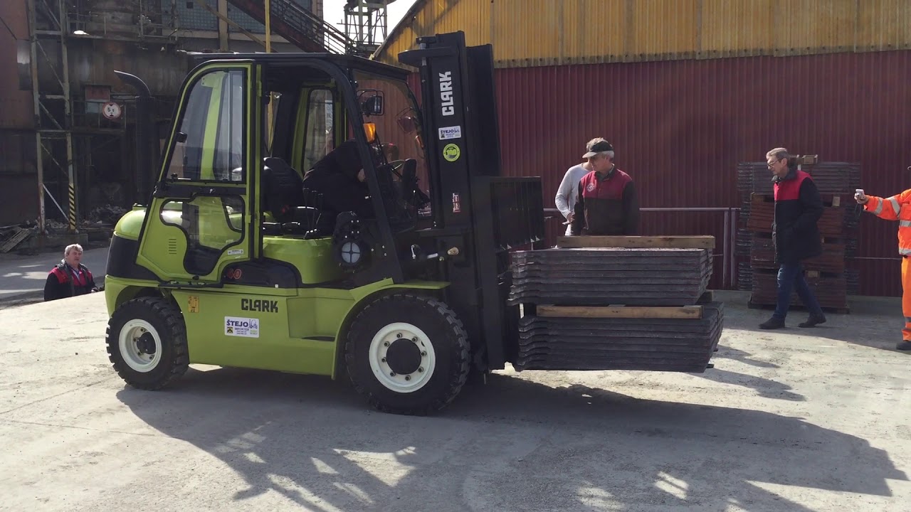 Clark C40D s nosnosťou 4000 kg a nákladom 4600 kg - YouTube
