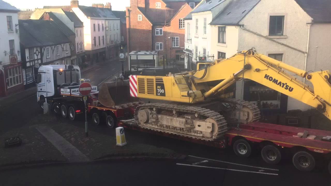 Watch huge quarry vehicle hauled through Ashbourne - YouTube