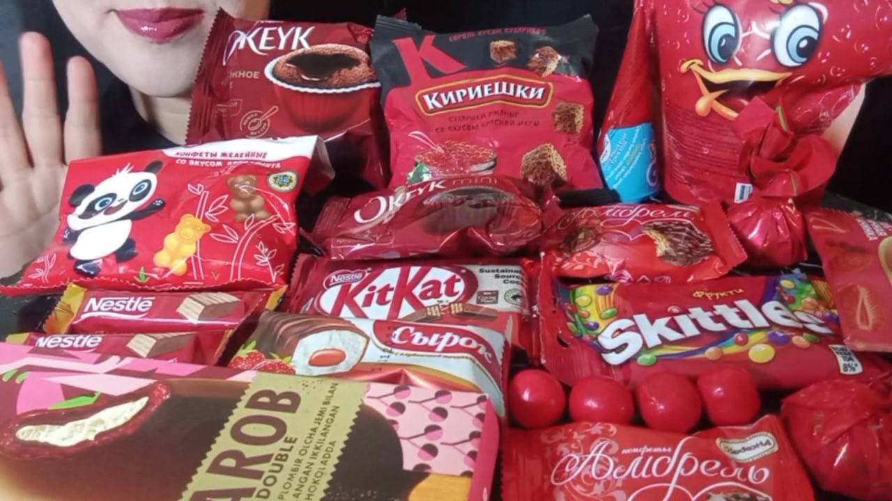 ASMR MUKBANG RED SWEETS PARTY SKITTLES ICE CREAM KIT KAT NESTLE EATING ...
