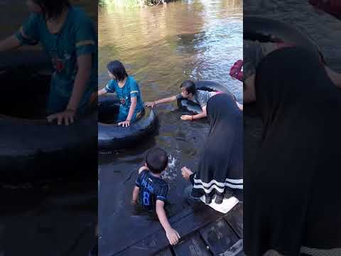Mandi di sungai
