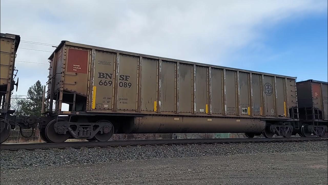 Northbound BNSF Honking empty coal. #6264, #5860, #5915, #8422, #9339. - YouTube