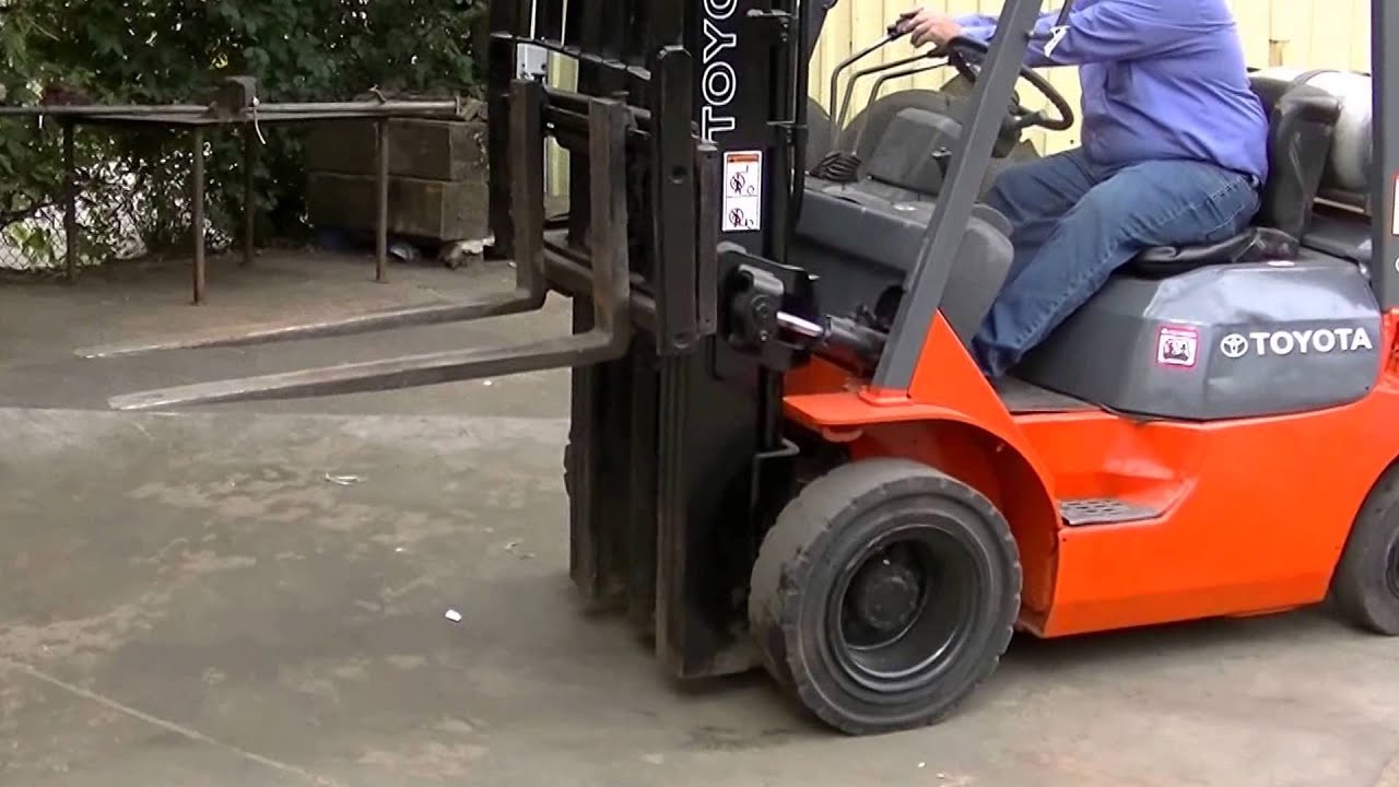Toyota 7FGU25 LP Forklift - YouTube