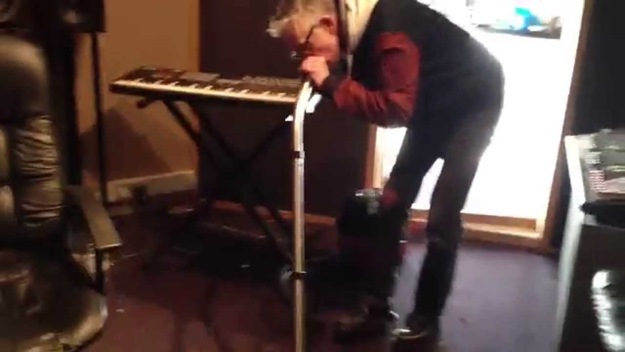 Larry Love of Alabama 3 is a good housewife! - YouTube