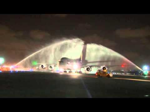 Singapore Airlines SQ423 Airbus A-380 Water Canon Salute - YouTube