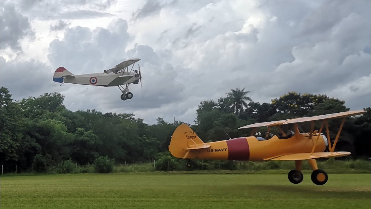 Vuelo de Biplanos - YouTube