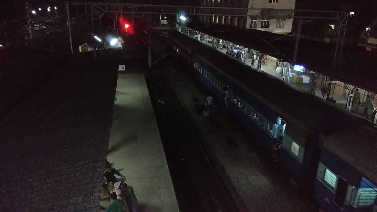 Veraval - Trivandrum Express Arriving at Thrissur with Clear ...