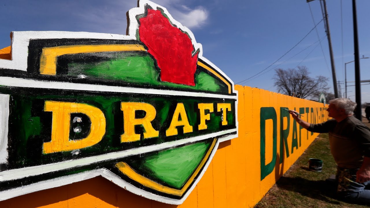 10 Prospects That Should Avoid Attending the Draft Because of Their ...