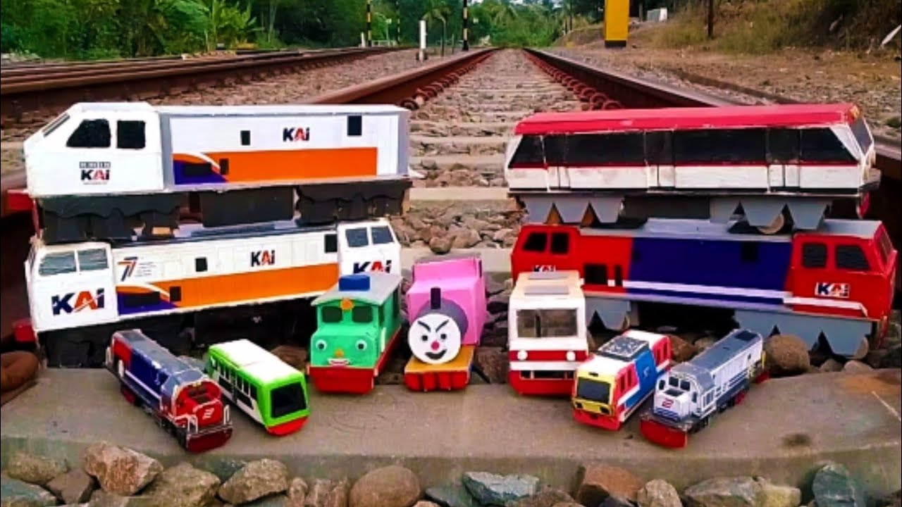 Drama Mencari Dan Menemukan Banyak Mainan Kereta Api Kayu Besar Di Rel ...
