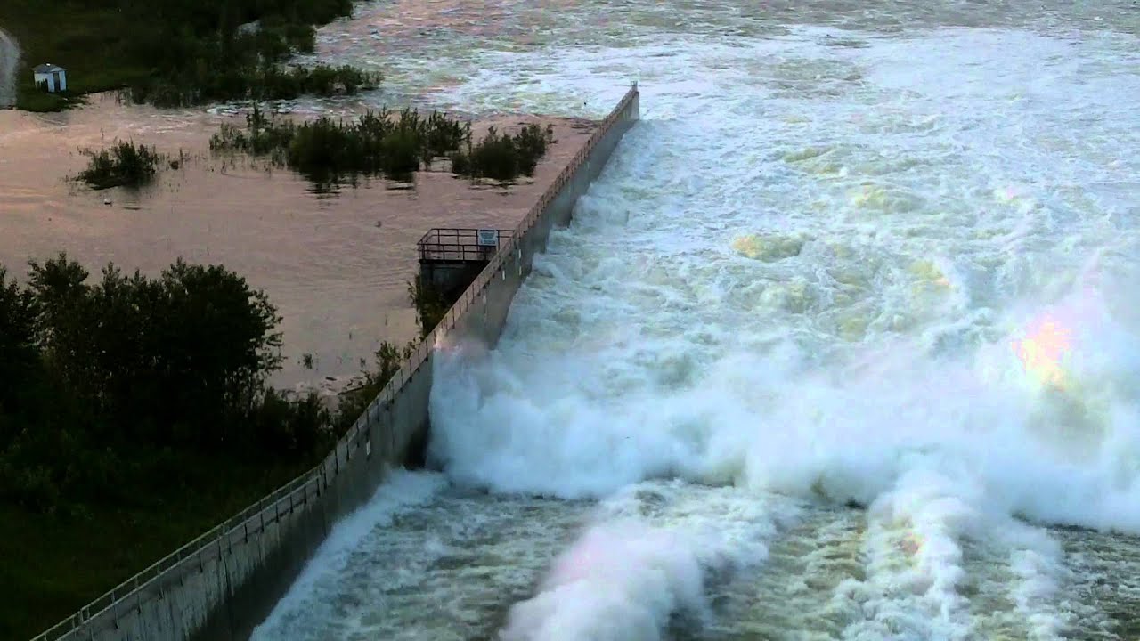 E.B. Campbell Hydro Station - Spilling 2011 (#2) - YouTube
