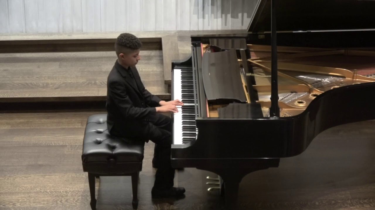 Alexander Vargas performs Olson's Festival in Aragon - YouTube