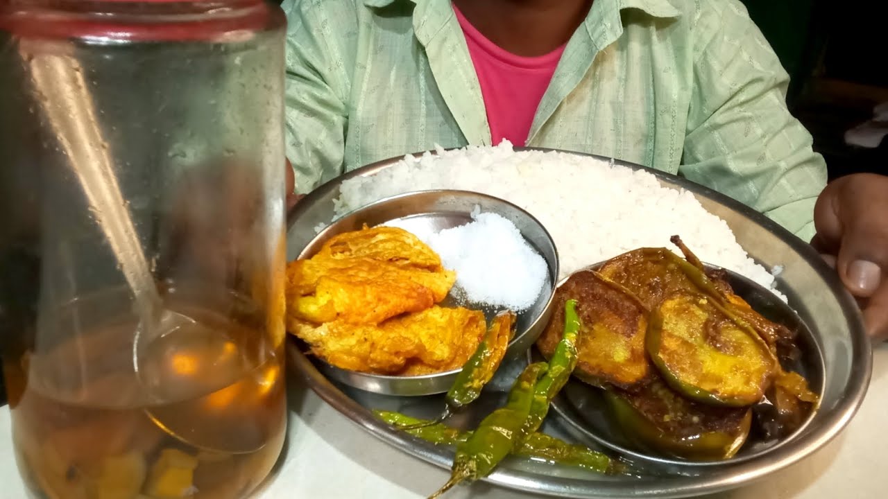 Eating Panta Vaat With Baingan Fry And Omelette, Green Chilli Fry ...