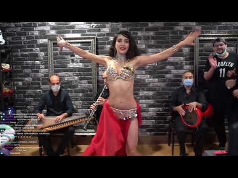 Kendine Müzisyen ve Dansöz Yayında Dans Ediyorlar