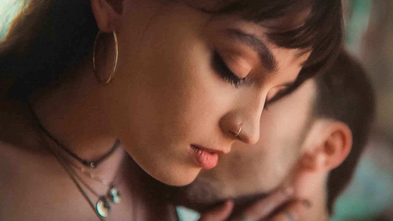 Sex Education Season 3 Kiss Scene Maeve And Isaac Emma Mackey Love Kissing Romantic Cute