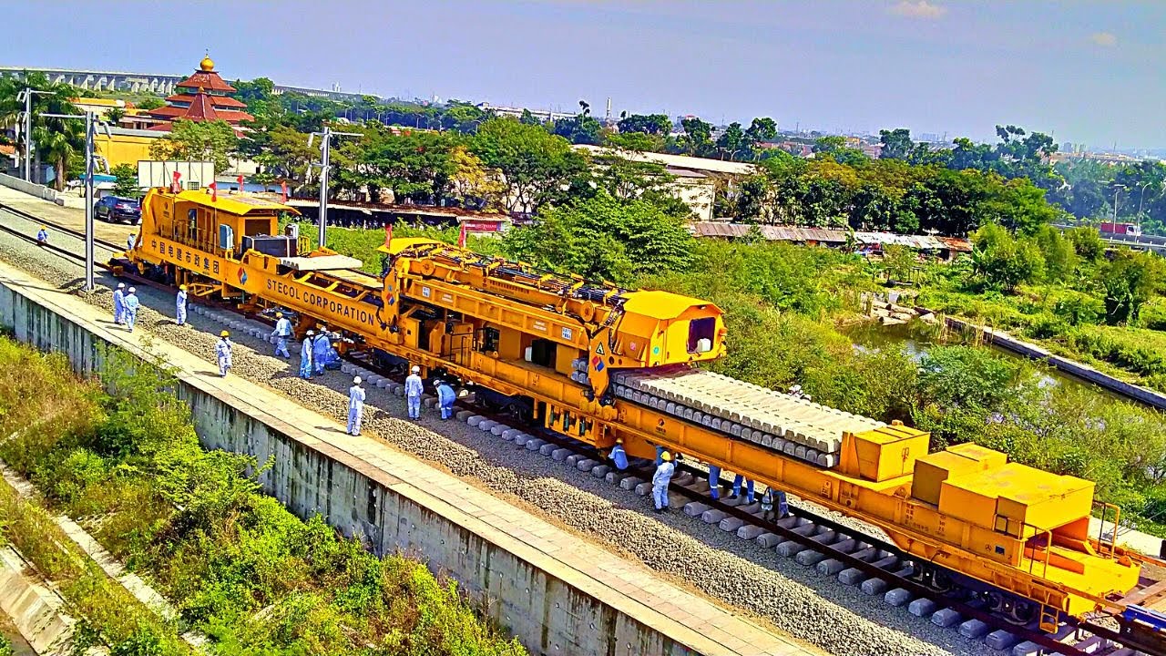 Canggih! Mesin Pemasang Rel CPG500 Kereta Cepat Jakarta Bandung - Track ...