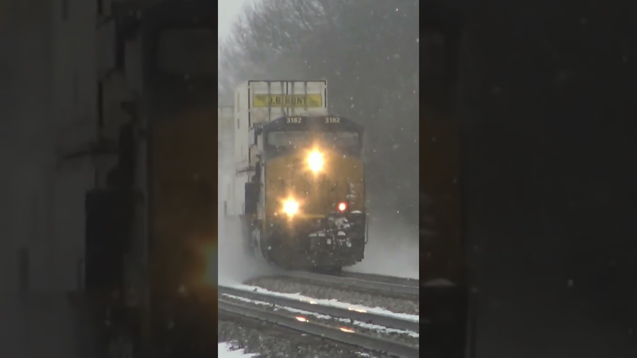 CSX 3162 kicks up snow at Tracy Indiana. - YouTube