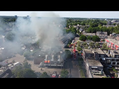 Meerdere woningen verwoest naar zeer grote brand in Apeldoorn [GRIP 1 ...