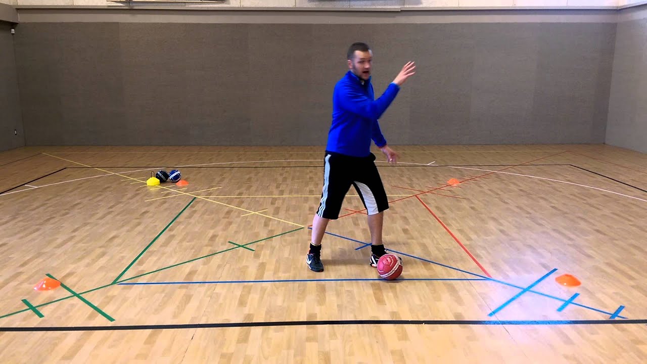 Soccer Tricks Tutorial- How to do the Cruyff Turn - YouTube