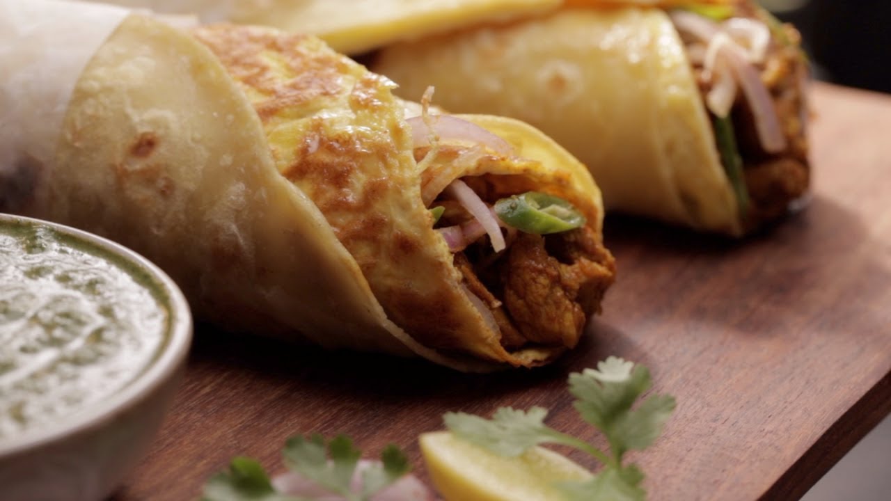 Street Style Chilli Chicken Egg Frankie | Easy Chicken Roll Recipe ...