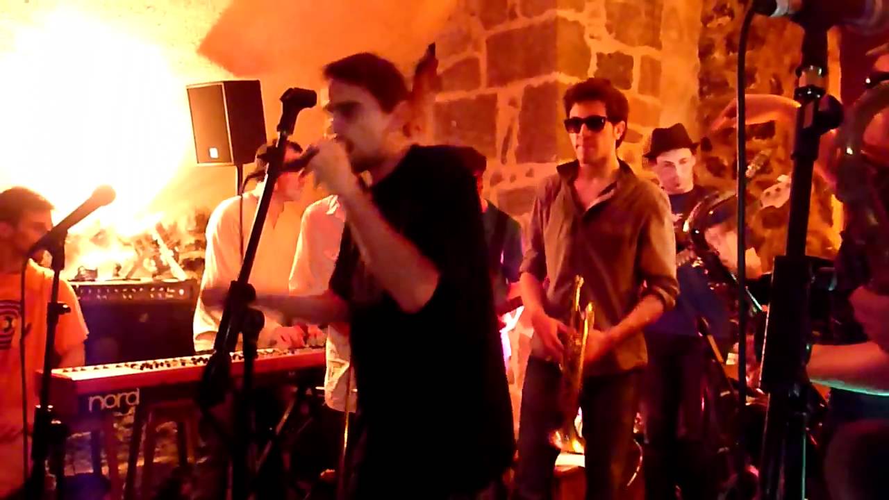 Loopzilla et Anton (cafetera roja) à la Mapmonde - YouTube