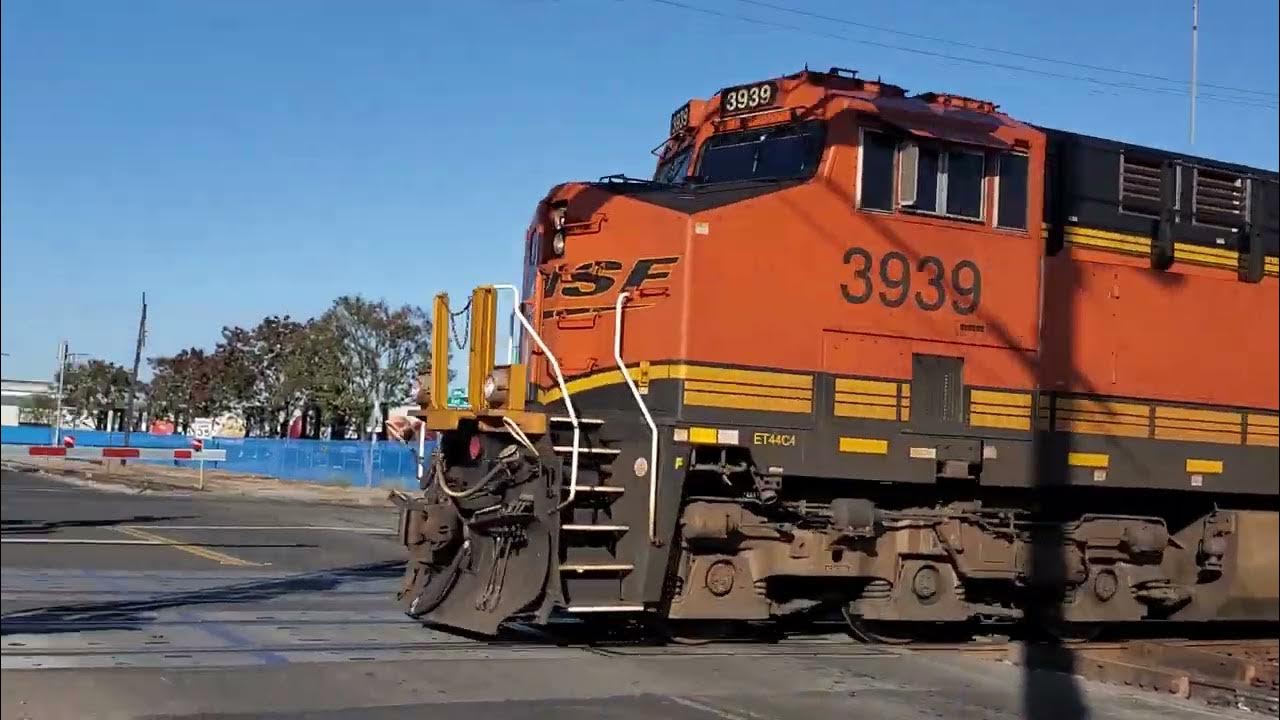 BNSF intermodal train passing the Sunmaid Diamond Fresno ca - YouTube
