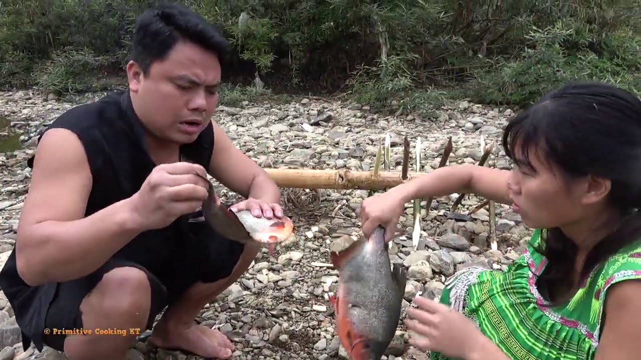 Survival Skills: Primitive Fishing Skills Catch Big Fish At Stream ...