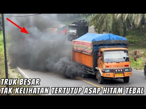 Truk Besar Tertutup Asap Hitam Tebal II Truk Fuso Di Tarik Truk Hino