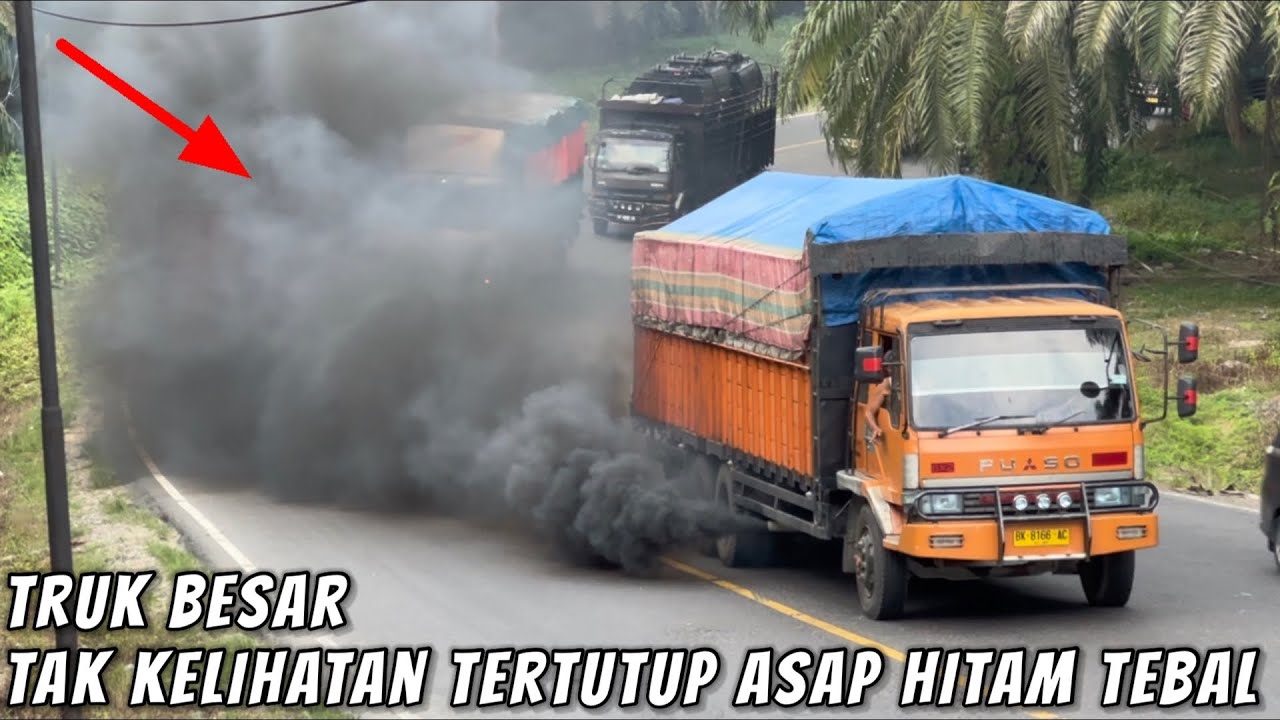 Truk Besar Tertutup Asap Hitam Tebal II Truk Fuso Di Tarik Truk Hino ...