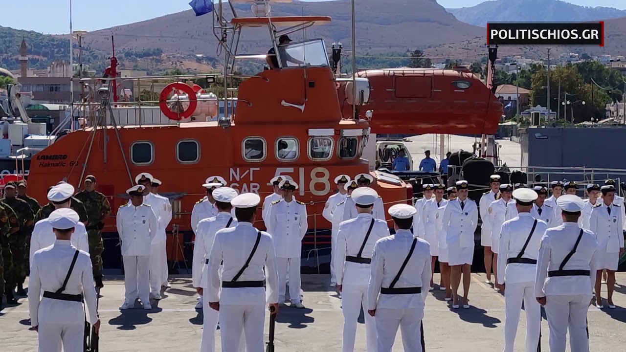 Η στιγμή που τα σκάφη αποδίδουν τιμές στον αδικοχαμένο Λιμενικό Γιάννη ...