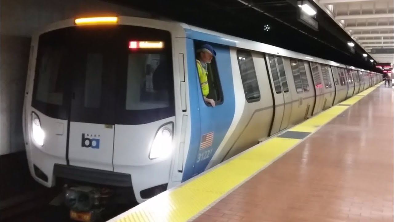 BART 2022 Bombardier D Car #3122 on the Red Line - 6-Car Richmond Train ...