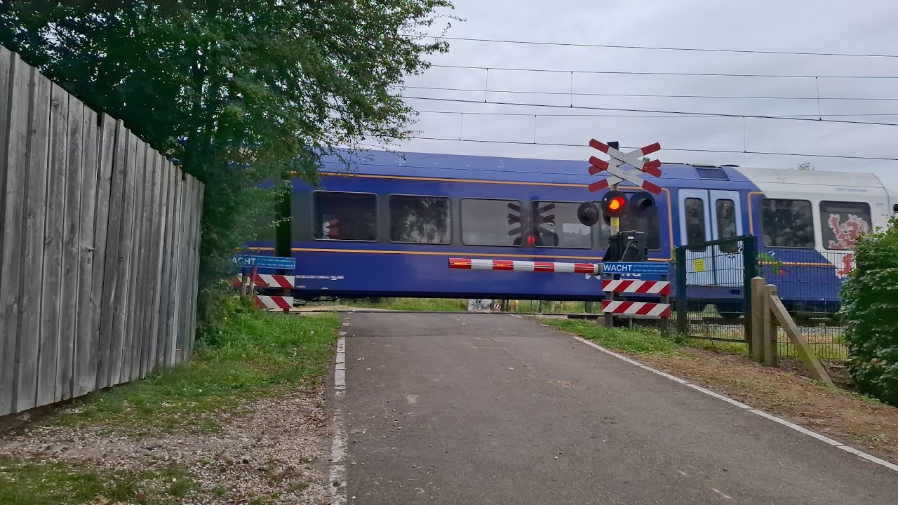 Spoorwegovergang Houthem // Dutch Railroad Crossing - YouTube
