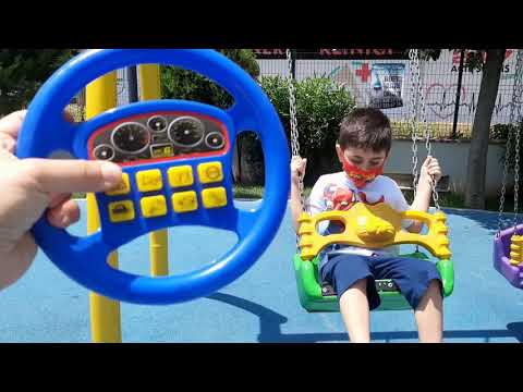 Efe ejderhalı oyun parkında oynarken oyuncak direksiyonunuda istedi.