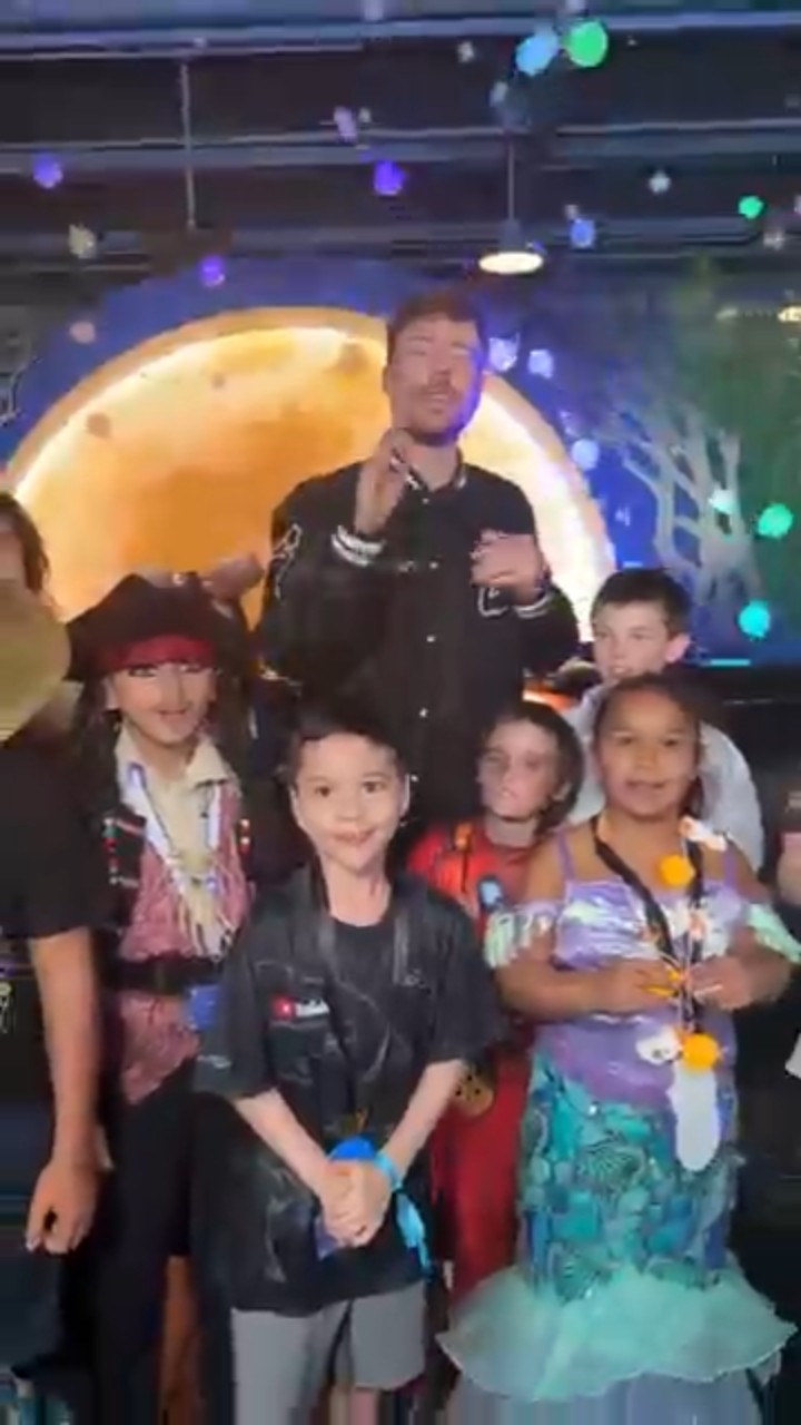 I Surprised 50 Make-A-Wish Kids With Disneyland #MrBeast - YouTube